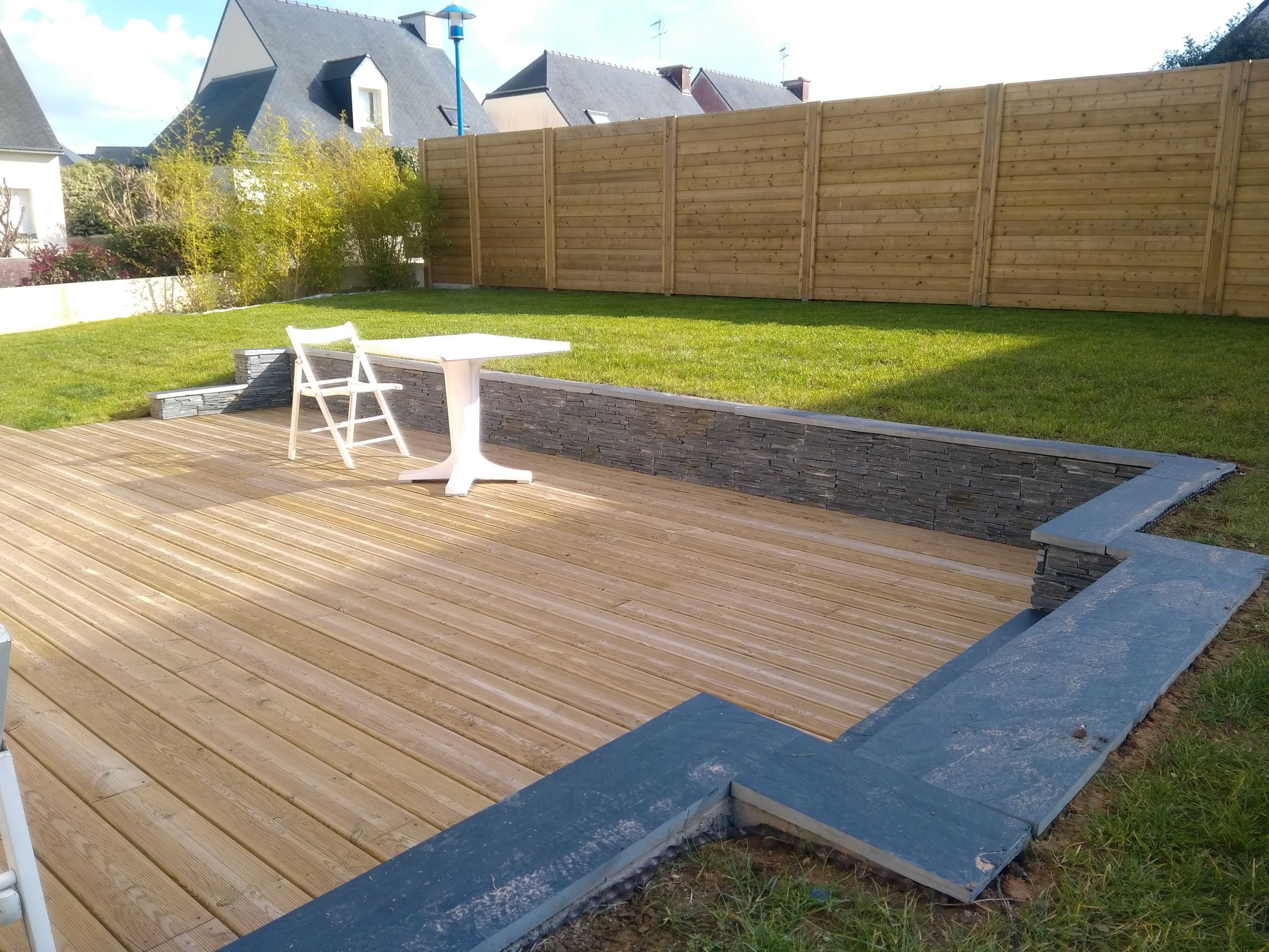 Aménagement terrasse en pin et muret placage ardoise - Langueux (22)