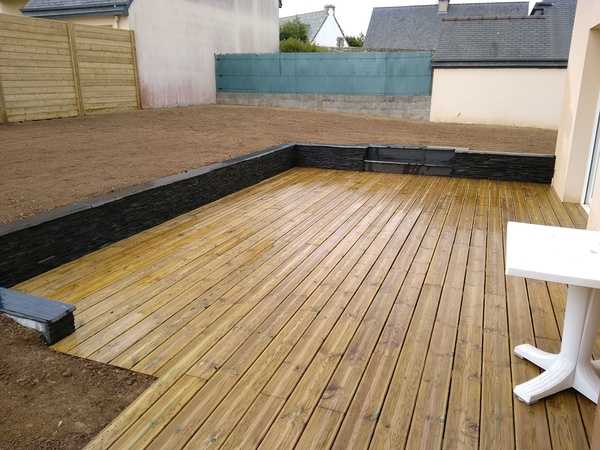 Terrasse bois et muret ardoise à Langueux (22)