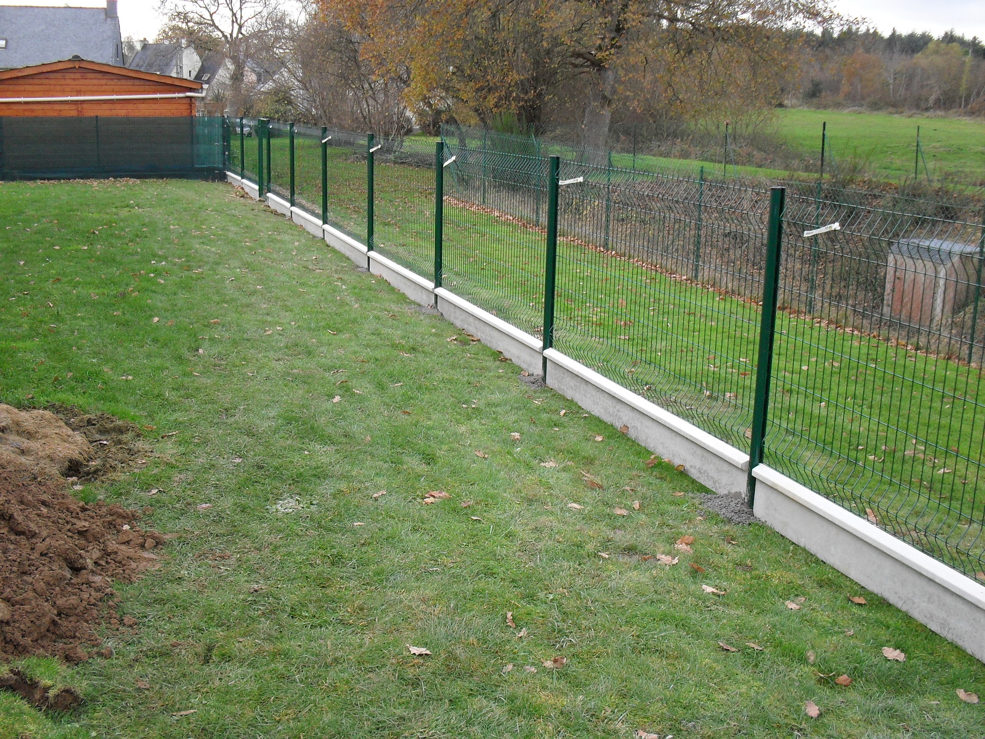 grillage rigide vert et plaque de soubassement