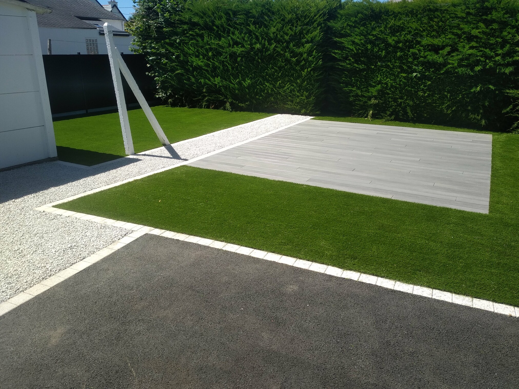 Terrasse en bois composite, gazon synthétique et stabilisateur de ...